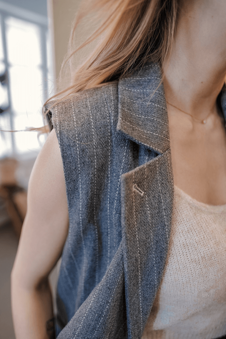 J090(自訂款)灰色細直紋可拆兩穿西裝背心 - ohanna